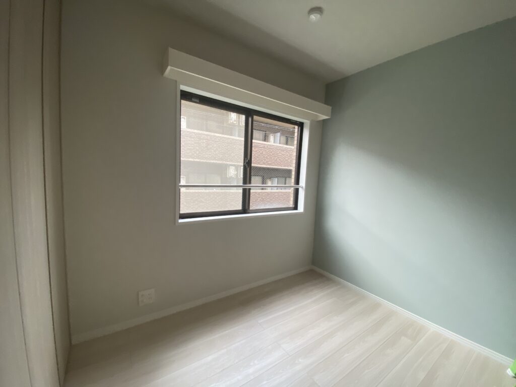 【目黒区 リノベーション3LDK】壁紙と玄関扉枠にシートを張りました！ | 【見積無料】東京・足立区の壁紙張替えなら - 壁紙マッチング®️